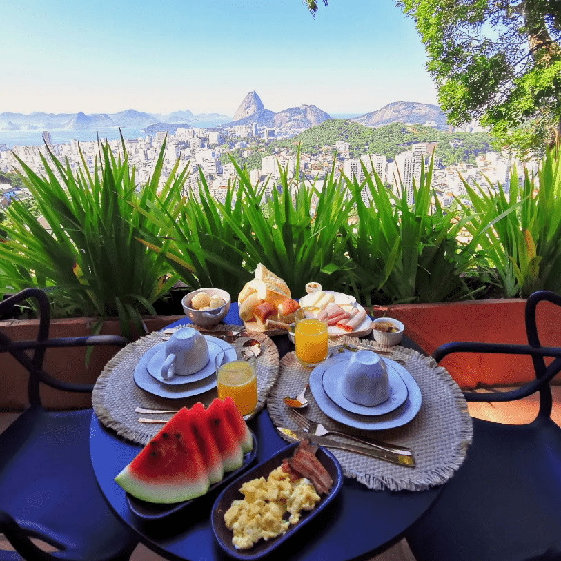 Café da manhã com vista incrível panorâmica do Rio, no meio da natureza