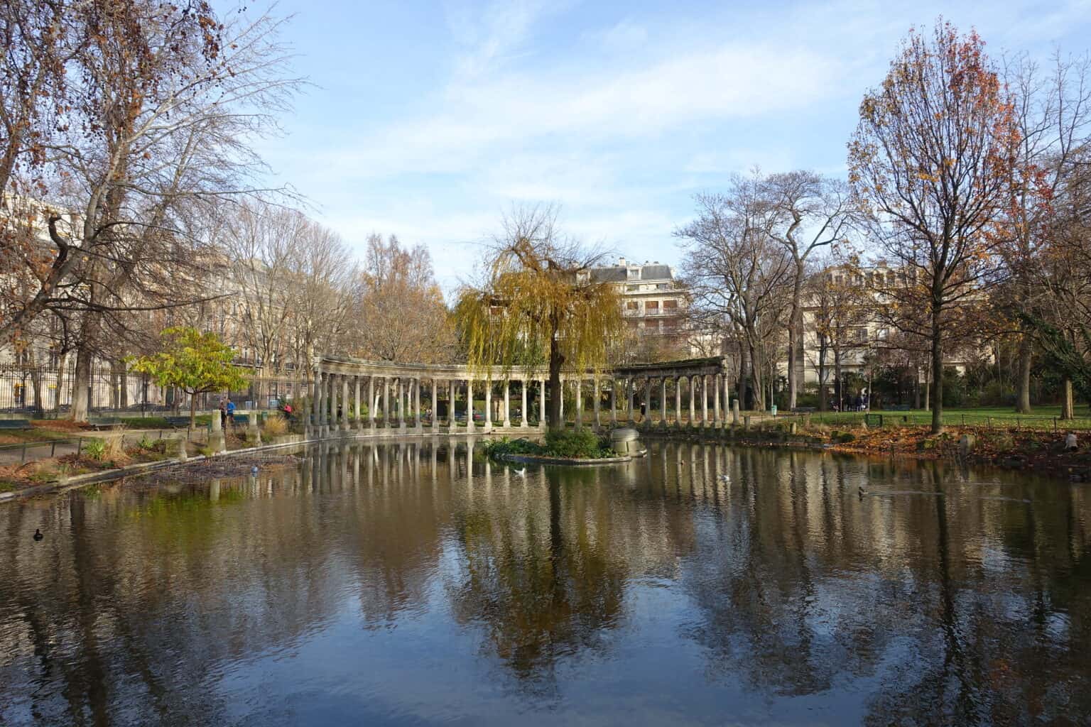 Parc Monceau em Paris: parque frequentado por moradores une cultura e ...